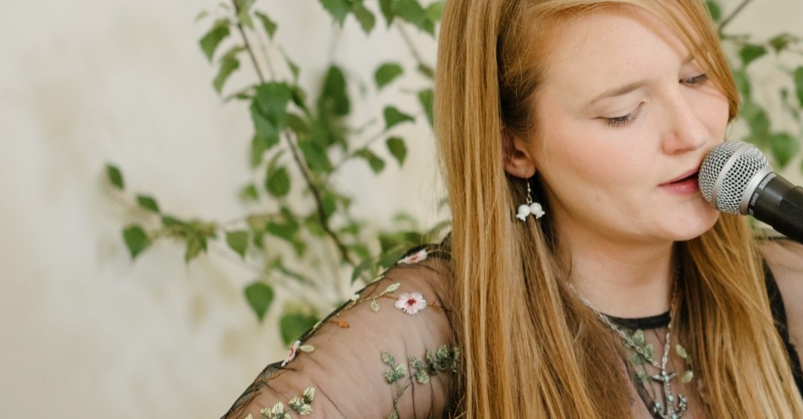 Laura Sings - Acoustic Guitarist and Singer For Hire