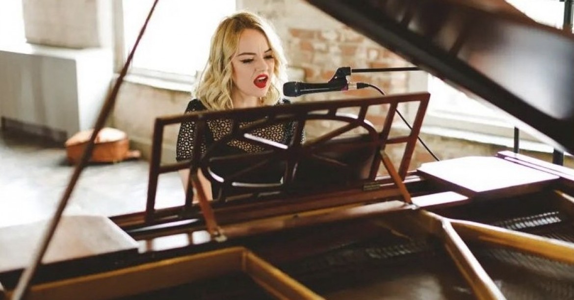 Lorna Sings - Singer and Guitarist from Huddersfield