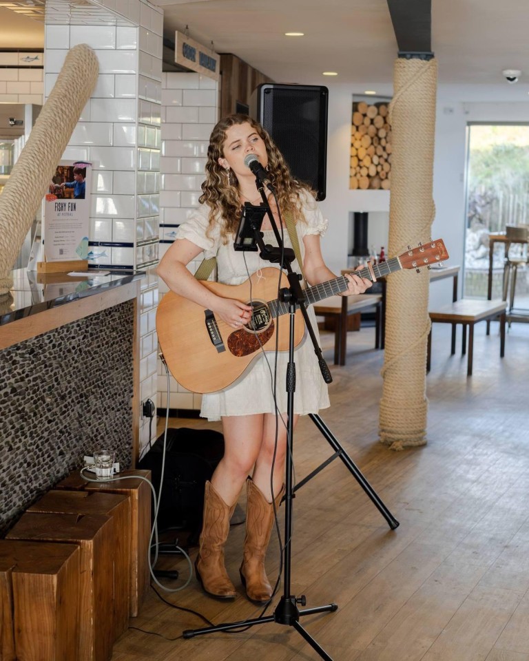 Daisy Sings - Acoustic Singer For Hire In Cornwall