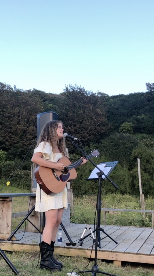 Daisy Sings - Acoustic Singer For Hire In Cornwall